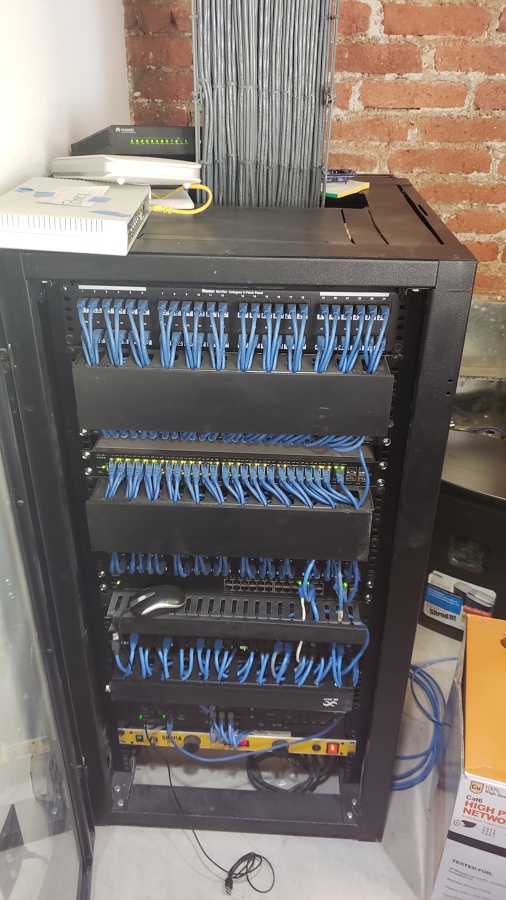 Foto: Rack de Comunicaciones para Empresa de 60+ Empleados de Hometek ...