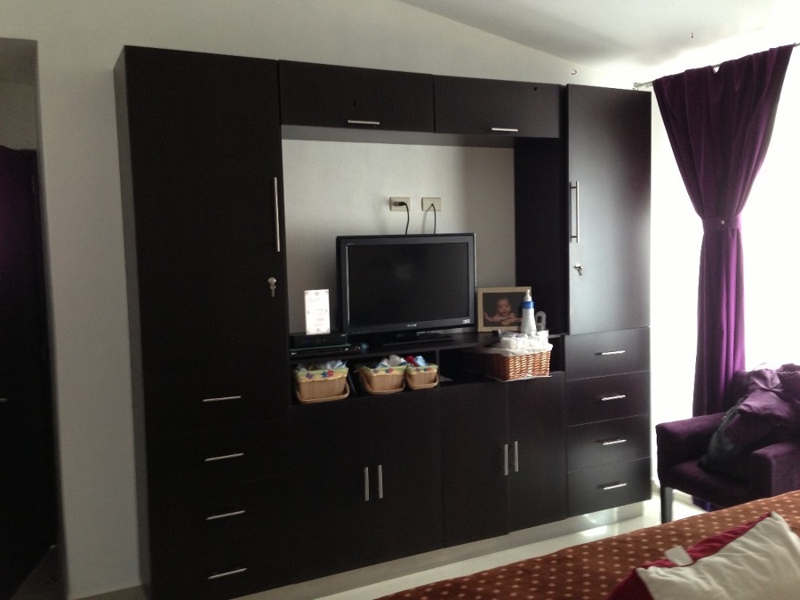 Foto: Guarda Ropa con Porta Pantalla de Cocinas Y Closets Del Valle ...