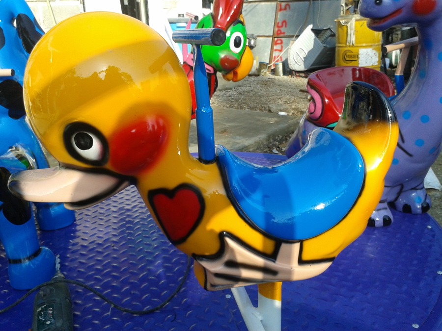 Foto: Pato Carrusel de Fibra De Vidrio El Delfin #48373 - Habitissimo