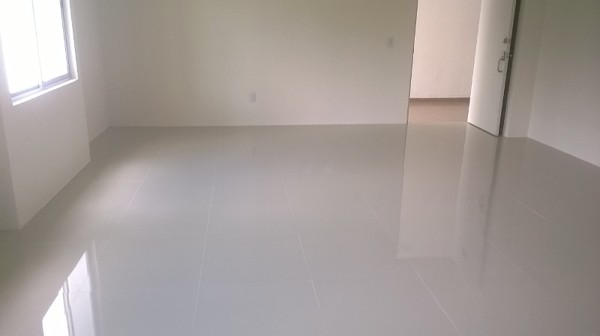 Foto: Piso de Porcelanato en Departamento de Espacios Confortables ...