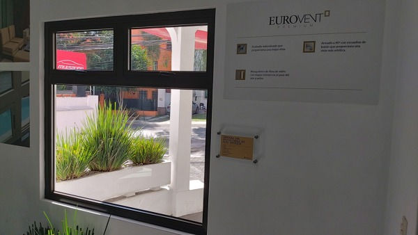 Foto: Ventana Proyectable 2 Hojas con Fijo Inferior de INVIAL #543770 ...