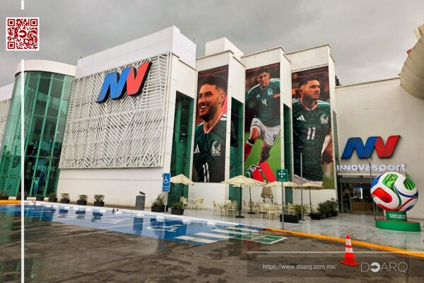 Foto: Fachada Comercial con Celosía y Anuncios Publicitarios de DOArq ...