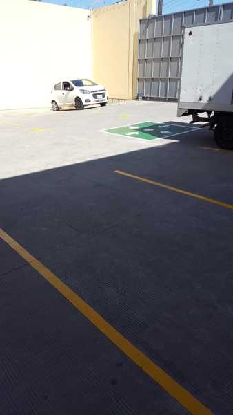 Foto: Líneas de Estacionamiento de Construcciones Franco #525936 ...