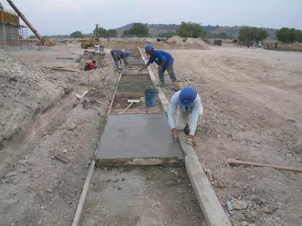 Foto: Costrucción de Banquetas y Guarniciones Interiore y Exteriores de ...