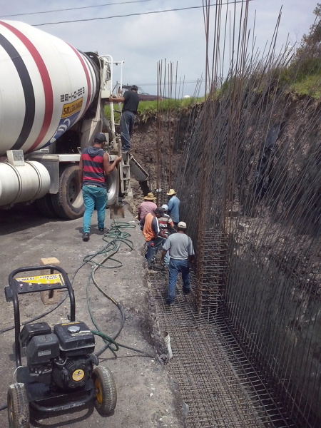 Foto: Colado Concreto Muro Contención de Comecializadora Camacho ...