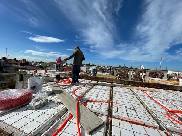 Foto: Instalación de Techos Prefabricados de URRBA ARQUITECTURA ...