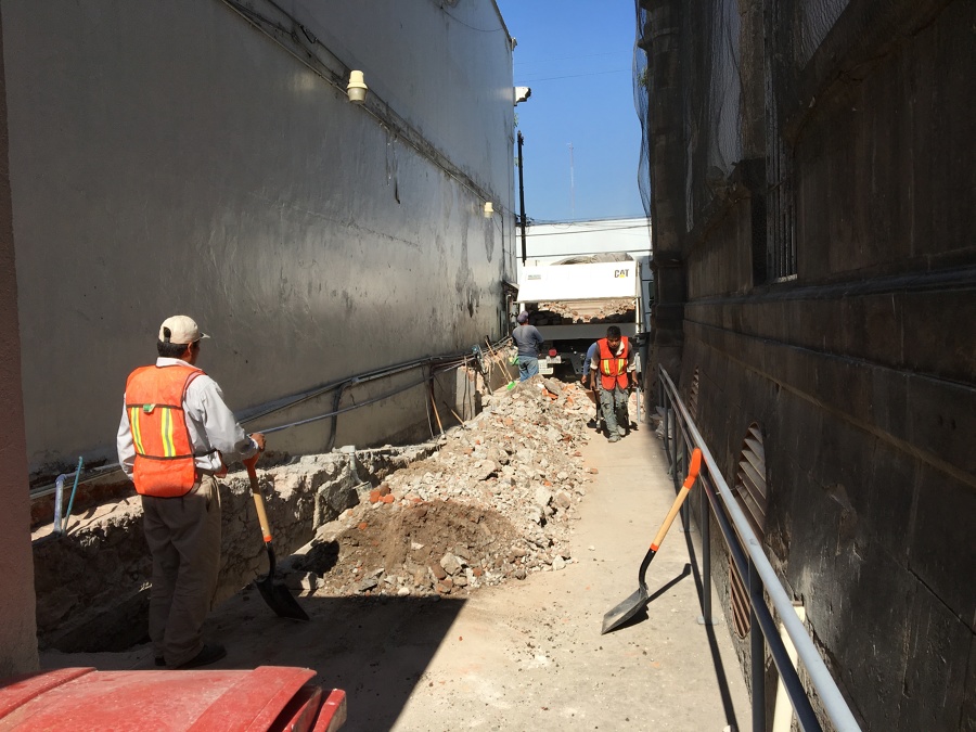 Foto: Demolición de Muro Existente y Excavación para Cimentación de ...