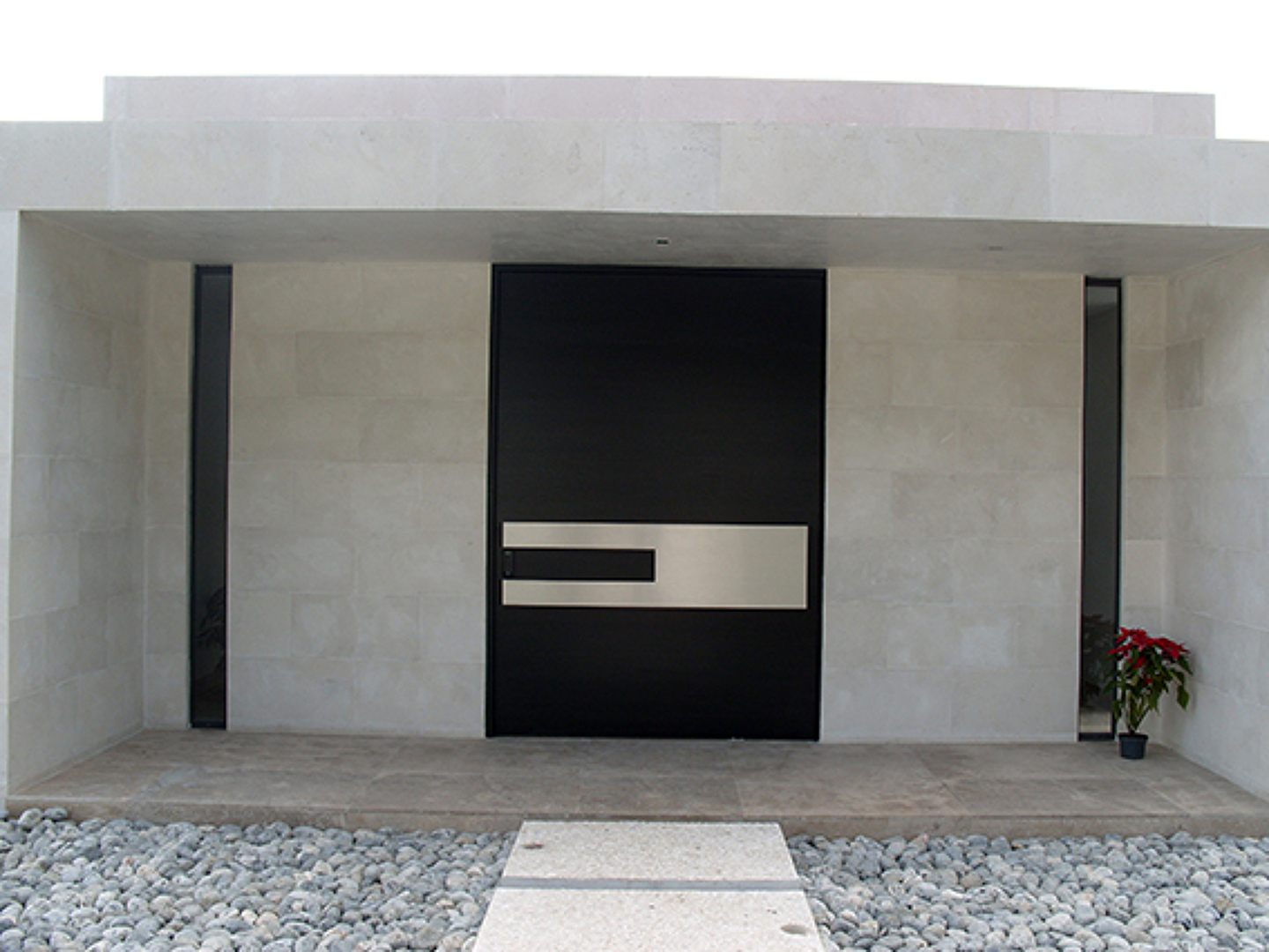 Puerta principal de grandes dimensiones