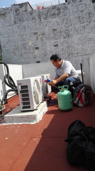 Foto: Chequeo de Carga de Gas de Aire Acondicionado Y Mantenimiento ...