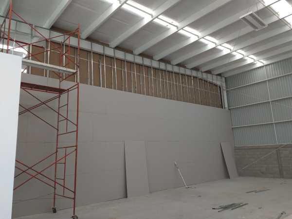 Foto: Colocación de Muro Divisorio en Bodega de Romo Arquitectos ...