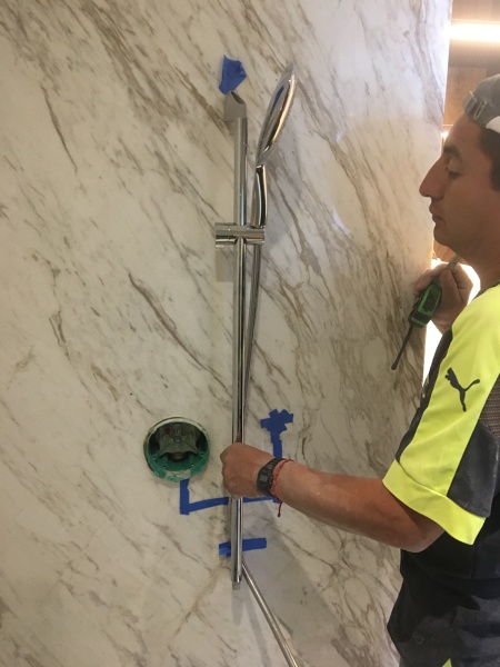 Foto: Colocación de Regadera de Teléfono en Mármol de Inmobiliaria ...