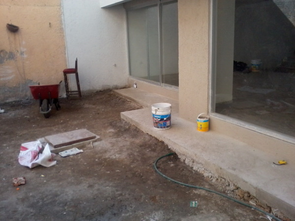 Foto: Jardín Posterior con Concreto Martelinado de Artmas Builder ...