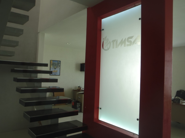 Foto: Mampara Corporativa con Iluminación Led de Integraluminio #677759 ...