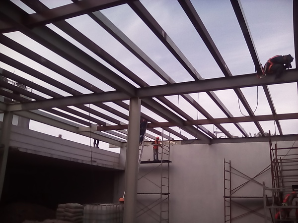 Foto: Montaje de Estructura para Soporte de la Techumbre de Ocimare ...