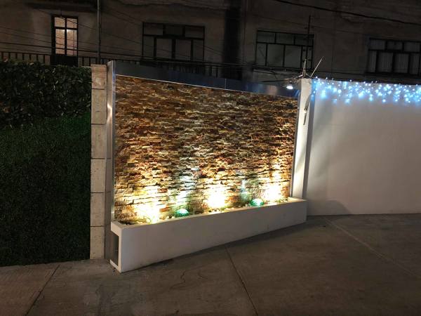 Foto: Muro con Iluminación de Gabro Construcción Y Servicios #329554 ...
