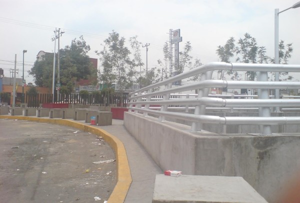 Foto: Parapeto Reja de Tubo de Acero y Jardineras de Construcciones y ...