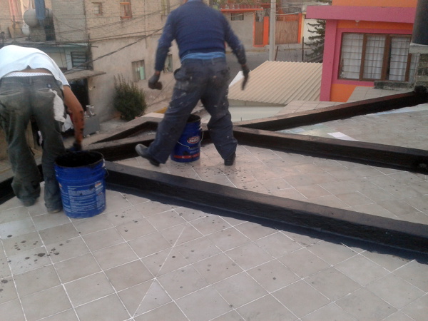 Foto: Preparacion para Impermeabilizacion de Trabes Invertidas de Arq ...