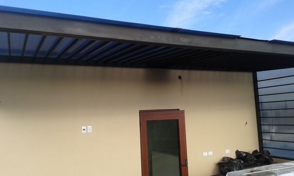 Foto: Terraza con Techumbre y Cubierta de Policarbonato. de Generadora ...