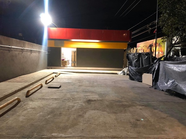 Foto: Vista desde Estacionamiento a Lateral de la Tienda de Jb ...